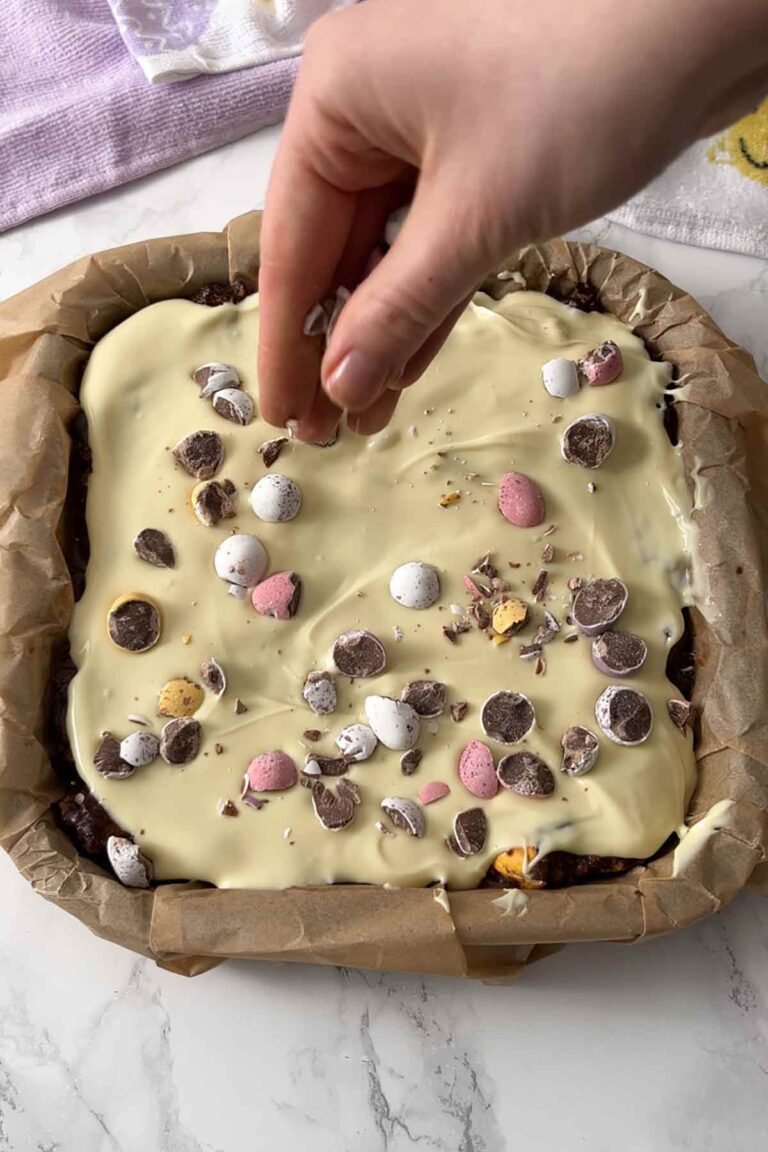 Easy Mini Egg Tray Bake (No-Bake)