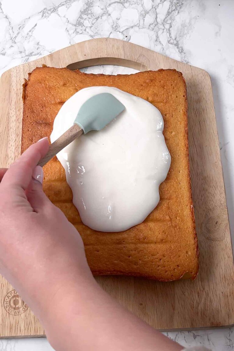 Old School Dinner Sponge Cake (Sprinkle Traybake)