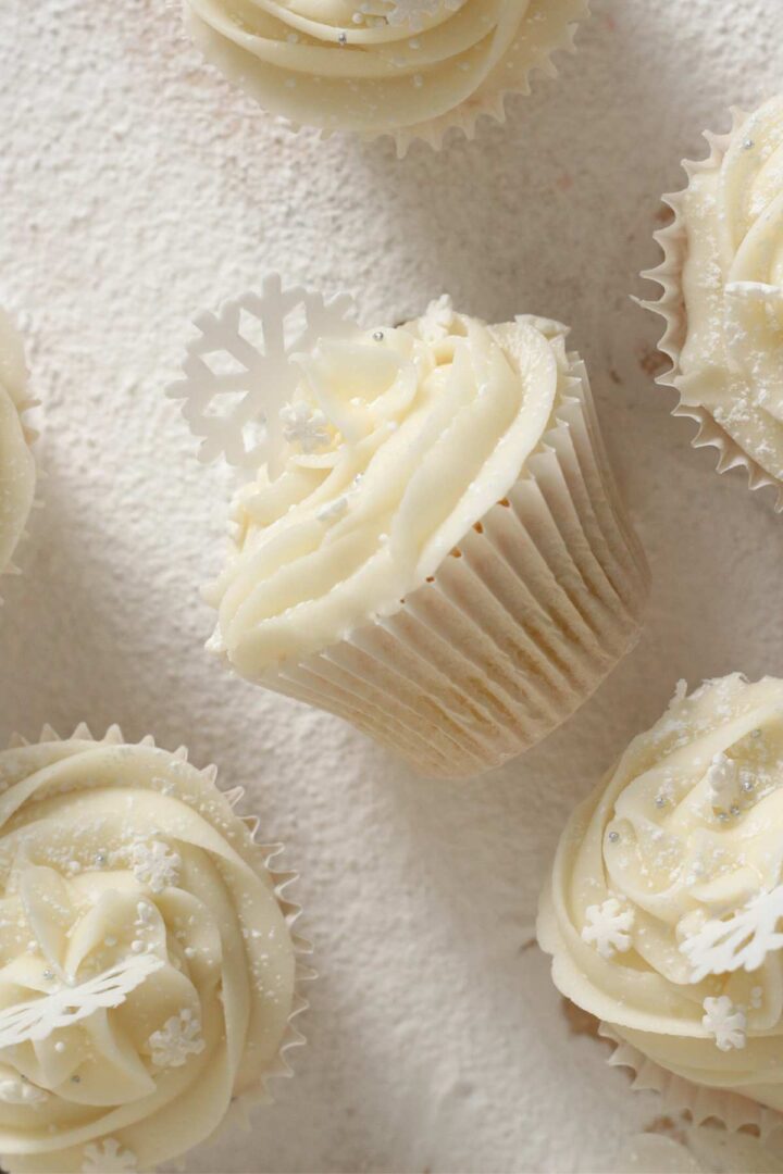 White Christmas Snowflake Cupcakes (Winter Wonderland)