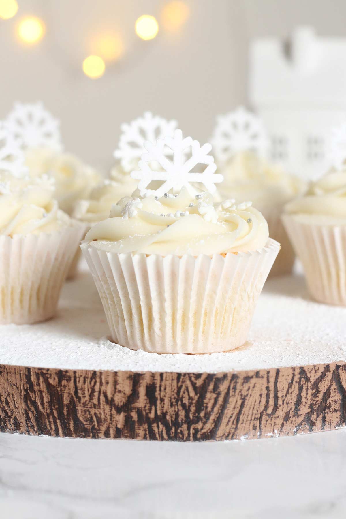 White Christmas Snowflake Cupcakes (Winter Wonderland)